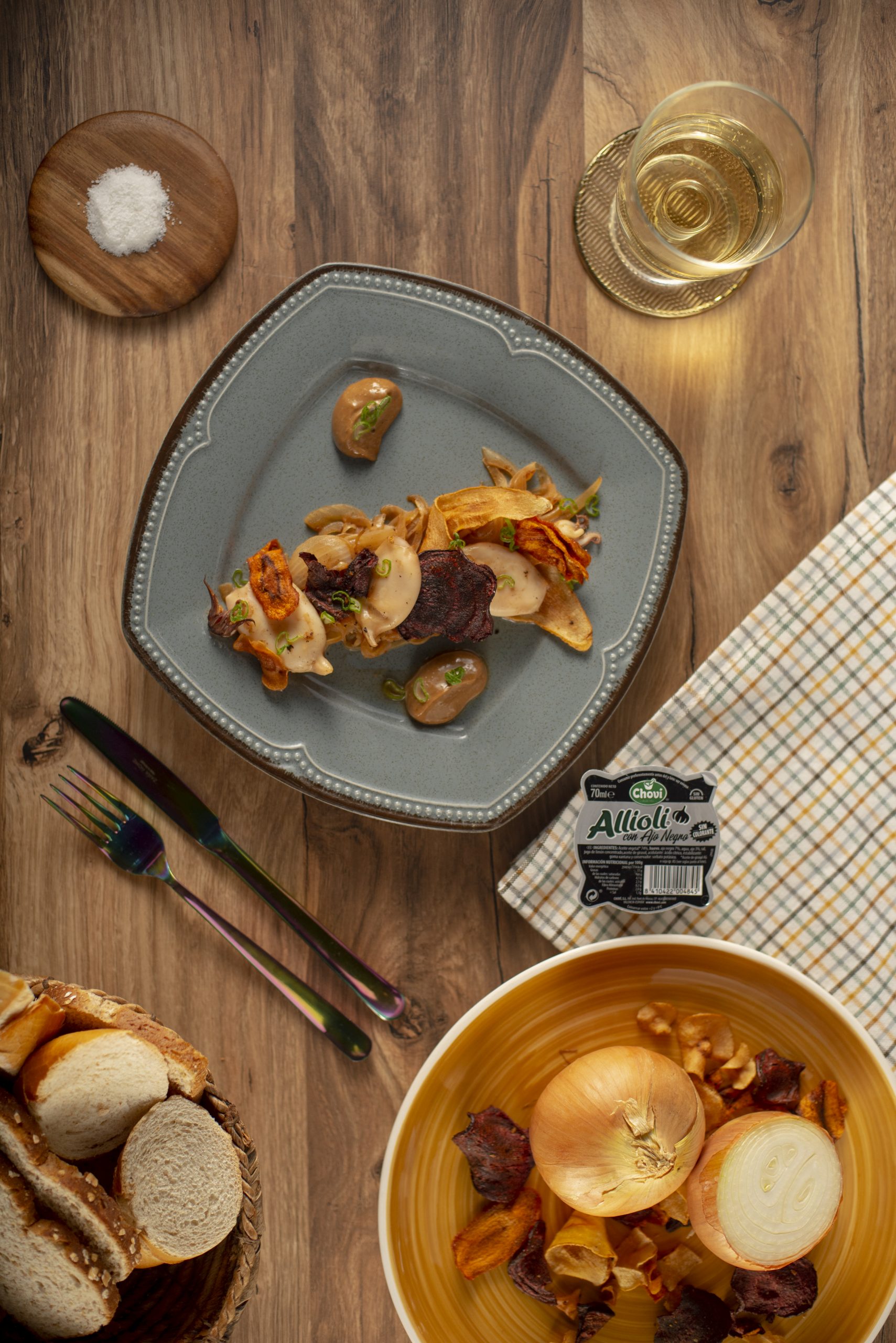 Chipirones con alioli negro encebollados al vino blanco - Recetas Chovi